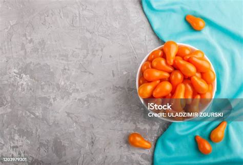 파란색 직물과 회색 콘크리트 배경에 흰색 세라믹 그릇에 신선한 오렌지 포도 토마토 상단보기 평평한 평신도 복사 공간 0명에 대한 스톡 사진 및 기타 이미지 Istock