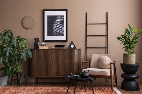 모형 포스터 프레임 나무 찬장 둥근 커피 테이블 검은 사다리 공 무늬가 있는 카펫 둥근 베개 및 개인 액세서리가 있는 아늑한 거실의 인테리어 디자인 가정 장식 템플렛 0명에