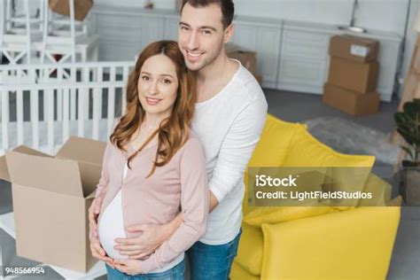 새 아파트에서 카메라에 웃 고 행복 한 임신 커플의 높은 각도 보기 2명에 대한 스톡 사진 및 기타 이미지 2명 가정 생활