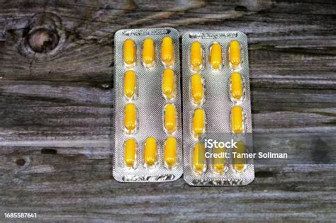 약물 캡슐 노란색 캡슐 치료 치료 치료 약물 사용 남용 처방 개념 진통제 및 항생제 진통제 약물 복용 정제 알약 배경 감기와 독감에 대한 스톡 사진 및 기타 이미지 Istock