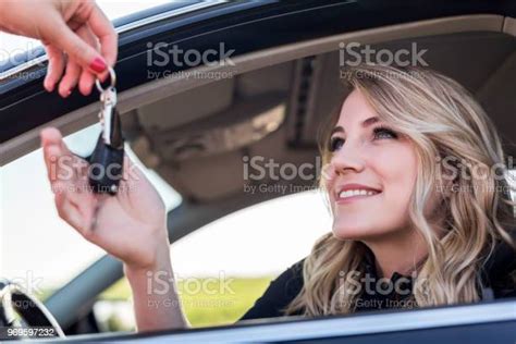 매력적인 여자는 자동차에 자동차 키를 가져옵니다 임대 또는 자동차의 구입 경영자에 대한 스톡 사진 및 기타 이미지 경영자 고객 교통수단 Istock