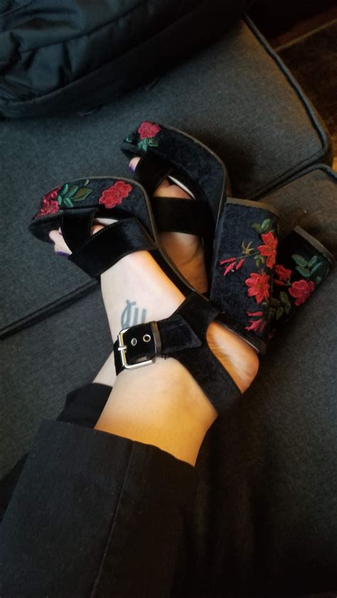 I Dont Wear Heels Much But These Are My Favorite🖤💗 R Altfeet