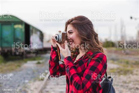 빈티지 카메라와 함께 사진을 찍고 캐주얼 옷을 입고 젊은 아름다운 여자 야외 도시 배경입니다 라이프 스타일 갈색 머리에 대한 스톡 사진 및 기타 이미지 Istock