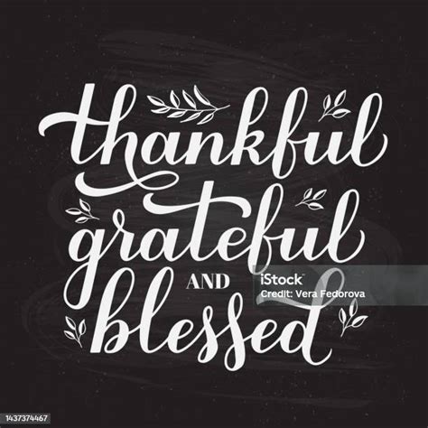 감사하는 감사 축복받은 서예 손 편지 칠판 배경에 추수 감사절 영감 인용문 인사말 카드 타이포그래피 포스터 배너 전단지 등에 대