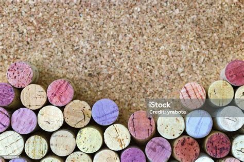 텍스트 공간이있는 와인 병의 유색 플러그 배경 레드 와인과 화이트 와인의 오래된 와인 코르크 0명에 대한 스톡 사진 및 기타 이미지 Istock