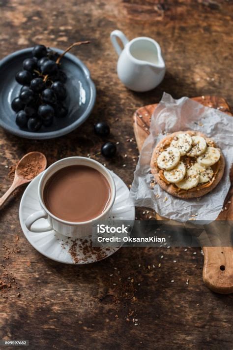 코코아 땅콩 버터 바나나 Chia 아마 씨 포도크래커 간식 아침 식사 테이블 아늑한 분위기의 아침 나무 배경 평면도 땅콩버터에 대한 스톡 사진 및 기타 이미지 Istock