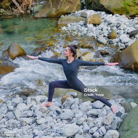 영 산 강 돌에 야외에서 여자 연습 요가 슬림 자연 개념에과 함께 화합 전사 자세에서 서 있는 여자 가냘픈에 대한 스톡 사진 및 기타 이미지 Istock