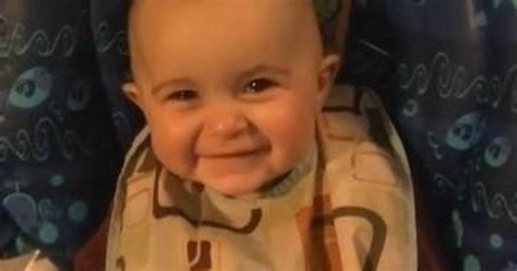 엄마 노래에 감격한 아기 엄마 나 감동 먹었어