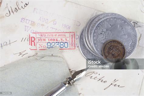 오래 된 종이 오래 된 잉크 펜 Handwriten 편지와 은색 동전 빈티지 배경 1900 1909 년에 대한 스톡 사진 및
