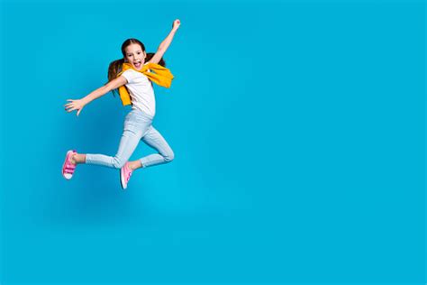 귀여운 매력적인 작은 아가씨 옷 묶인 스웨터 점프 높은 Hurring 빈 공간 고립 된 블루 컬러 배경의 사진 점프에 대한 스톡 사진 및 기타 이미지 Istock