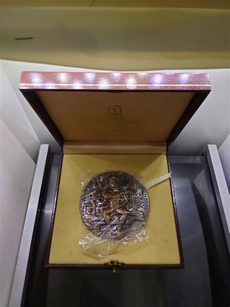 เหรียญที่ระลึก 700 ปี ลายสือไทย เนื้อทองแดงรมดำ ขนาด 7 เซน ปี2526 พร้อมกล่องเดิม ซีลเดิมๆ