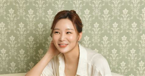 오샤레라이프 김태현 14년 차 뷰티인플루언서의 수줍은 미소 [화보]