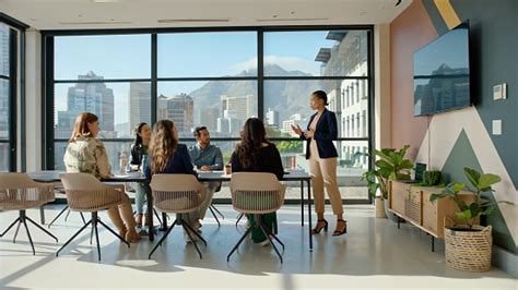 사업가 회의 및 프레젠테이션 또는 사무실에서 경청 의사 소통 및 회사 검토를 제공하는 연사 팀워크 직원 및 발표자가 토론 다양성