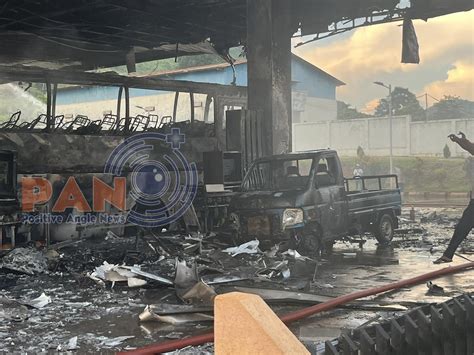 လားရှိုးက Denko ဆီဆိုင်မှာ ပေါက်ကွဲမှု ဖြစ်ပွားပြီး ၁ ဦးသေဆုံး၊ ကား နှစ်စီးမီးလောင် Positive