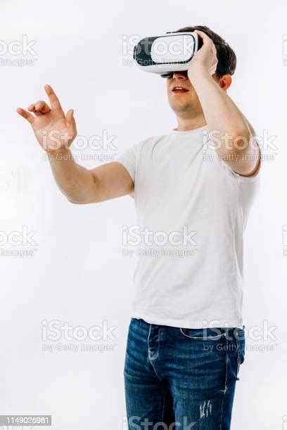 가상 현실 3d 헤드셋을 착용 흰색 티셔츠에 남자 가상현실 시뮬레이터에 대한 스톡 사진 및 기타 이미지 가상현실 시뮬레이터 3차원 형태 T 셔츠 Istock