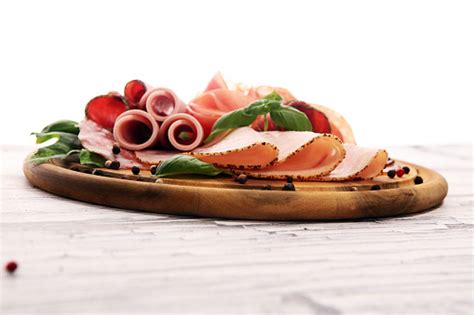 맛 있는 살라미 얇게 썬 햄 소시지 샐러드 및 채소로 만든 음식 트레이 선택 가능한 고기 플래터 0명에 대한 스톡 사진 및 기타 이미지 Istock