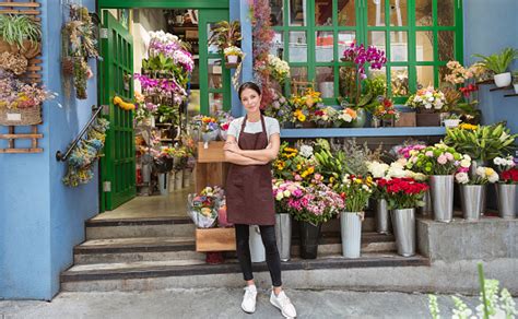 스타트업 성공sme 중소기업 사업가 소유자 아시아 여성은 꽃집 가게에서 꽃과 함께 서 카피 스페이스와 코카서스 소녀 성공적인 소유자 환경 친화적 인 개념의 초상화 거래자에