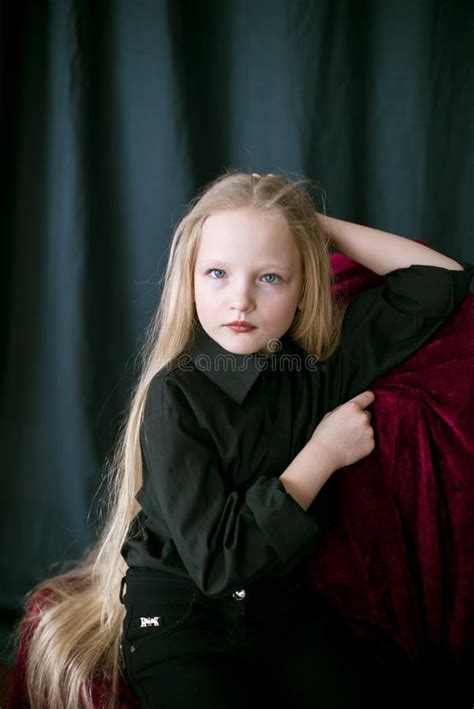 Nettes Kleines Mädchen Mit Dem Langen Blonden Haaren In Einem Schwarzen