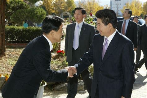 [노무현사료관] [어린이안전대책보고회에 앞서 관계자와 악수하는 노무현 대통령]