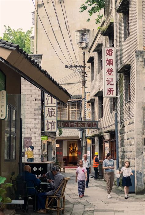 老城区街巷：微更新、微改造的手法，以保护为主，修旧如旧的方式，传承城市文脉—— 三峡留城·忠州巷子
