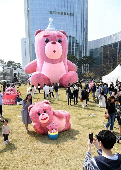 18m 초대형 벨리곰과 인증샷 열풍…첫 주말 55만명 몰렸다 아주경제