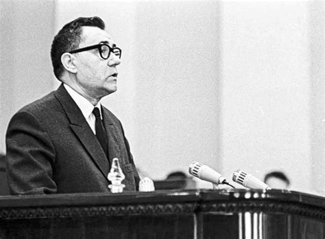 У Горбачева помощники больше похожи на марсиан Они не понимают реалии