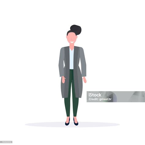 우아한 여자 서 있는 자세 웃는 갈색 머리 레이디 사무실 노동자 여성 만화 캐릭터 전체 길이 평면 흰색 배경 갈색 머리에 대한