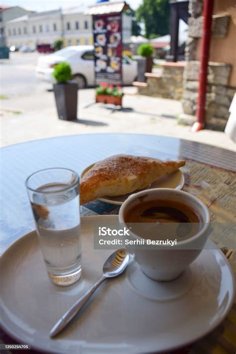 길가 카페의 테이블에 커피 한 잔 크루아상 접시에 물 한 잔이 서 있습니다 0명에 대한 스톡 사진 및 기타 이미지 0명 거리 관광 Istock