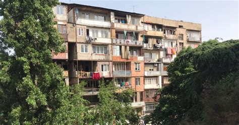 ამ წუთებში თბილისში 60 წლის კორპუსს ახალ საკანალიზაციო სისტემას უყენებენ მოსახლეობა შექმნილი