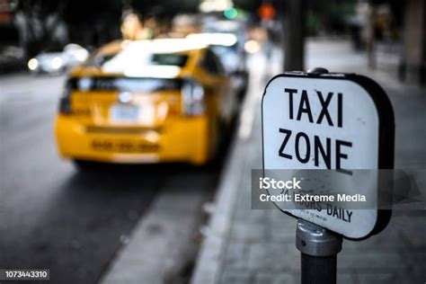 도시 거리에 배경에서 노란 택시와 택시 영역도로 표지판 0명에 대한 스톡 사진 및 기타 이미지 0명 24시간 거리 Istock