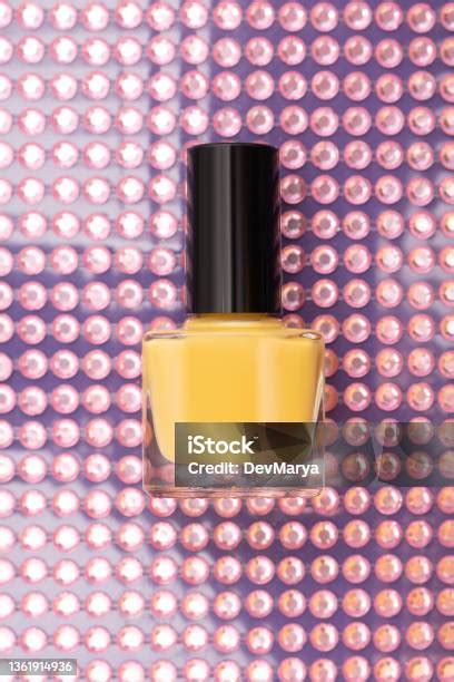 분홍색 보석 배경에 노란색 매니큐어 병 반짝이는 보라색 보석 텍스처 배경에 노란색 매니큐어 병 0명에 대한 스톡 사진 및 기타 이미지 Istock