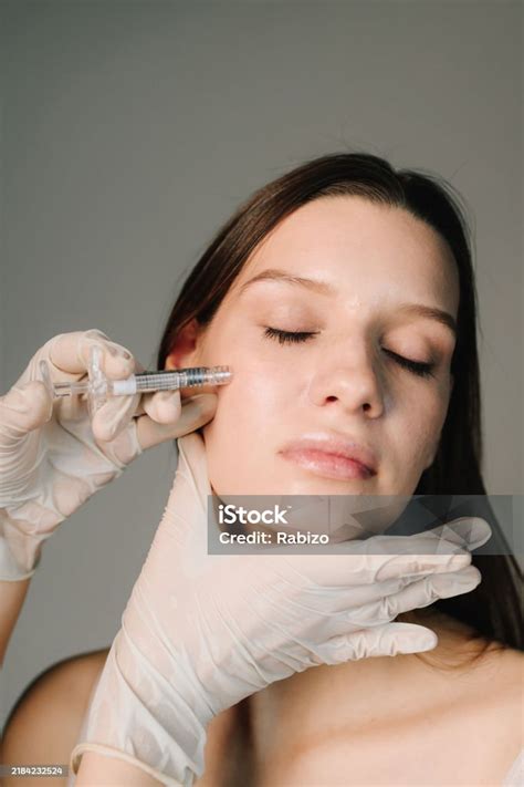 미용 의학에서의 성형 수술 컨투어링 트리트먼트 광대뼈의 모양을 교정하기 위한 얼굴 필러 주사를 만듭니다 25 29세에 대한 스톡 사진 및 기타 이미지 Istock