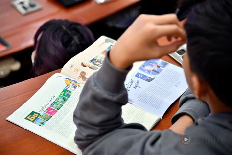 Сурагчдаасаа Iphone14 утас нэхсэн багшийг ажлаас нь чөлөөлжээ