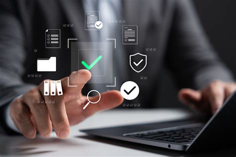 사업가가 체크 표시 아이콘을 터치하고 디지털 문서 평가 및 인증에 대한 승인 30 34세에 대한 스톡 사진 및 기타 이미지 30 34세 검사 보기 경영자 Istock