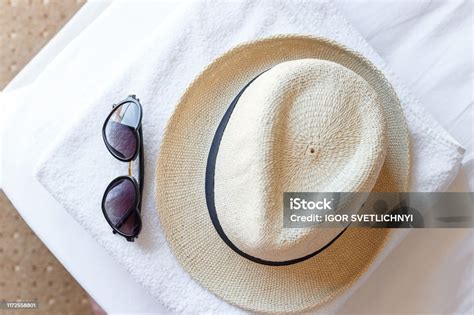 해변 여름 액세서리입니다 하트 모양선글라스 세련된 니트 밀짚 모자 흰색 수건 최소한의 여름 개념 플랫 레이 공간을 복사합니다 맨 위 보기 여름 휴가 배경 휴가 항목 개념에