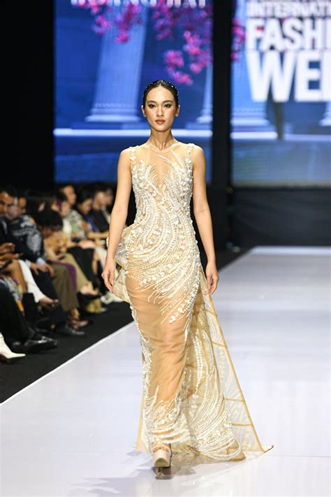 Ng I M U Vi T Di N M T M C Nh Kh Ng L N S N Di N Th I Trang Sao