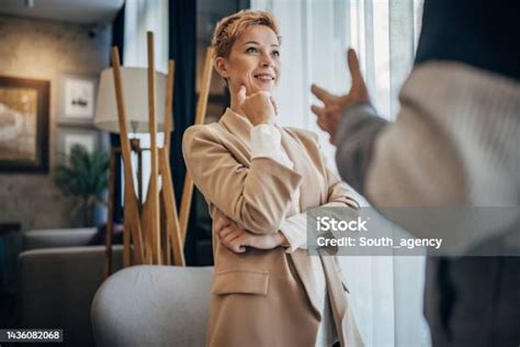 아버지와 딸이 일에 대해 이야기하는 성공적인 사업가와 사업가 2명에 대한 스톡 사진 및 기타 이미지 2명 가족 고급 호텔 Istock