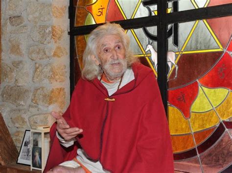 Rencontre avec Maurice Daubard le yogi des neiges qui vit et enseigne à Saut Aubin le