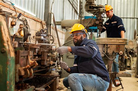 엔지니어 공장 산업은 산업 제조 개념을 위해 자동화 제어 시스템 로봇에 의해 강철 전기를 용접하기 위한 용접 로봇의 안전 유니폼
