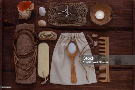 스파 웰빙 컨셉 천연 커피 스크럽 에코 백의 수납 비누 코코넛 쉘 캔들 필링 액세서리 플랫 레이 0명에 대한 스톡 사진 및 기타