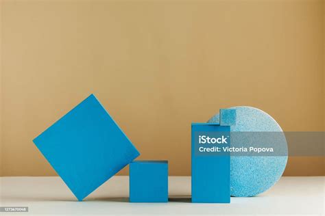 기하학적 파란색 모양 추상 적인 모양입니다 제품에 대한 빈 연단 Minimalism 공간을 복사합니다 0명에 대한 스톡 사진 및 기타 이미지 Istock