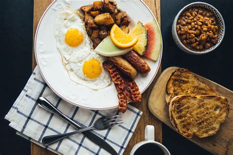 클래식 캐나다 아침 식사 베이컨 소시지 콩 토스트 커피와 계란 튀김 달걀에 대한 스톡 사진 및 기타 이미지 달걀 아침 식사 전원주의 Istock