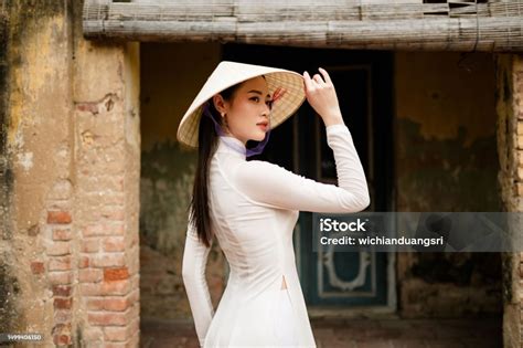 베트남 모자를 쓴 전통적인 흰색 아오자이 드레스를 입은 행복한 베트남 소녀 다낭에 대한 스톡 사진 및 기타 이미지 다낭 베트남 하노이 Istock