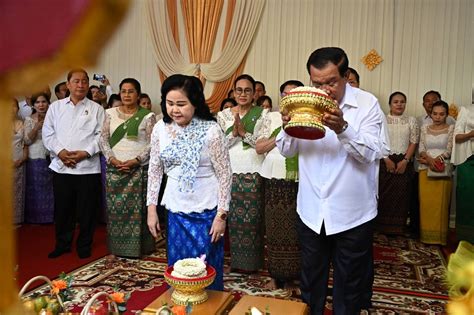 សម្តេចតេជោ ហ៊ុន សែន និងសម្តេចកិត្តិព្រឹទ្ធបណ្ឌិត ព្រមទាំងក្រុមគ្រួសារ