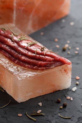 소금 블록 개념에 요리 원시 블랙 앵거스 쇠고기 에 양념 히말라야 핑크 소금 벽돌 에 검정 배경 측면 보기 건강한 식생활에 대한 스톡 사진 및 기타 이미지 Istock