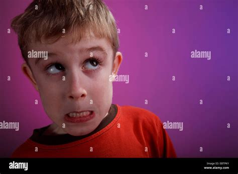 Junge macht grimasse Fotos und Bildmaterial in hoher Auflösung Alamy