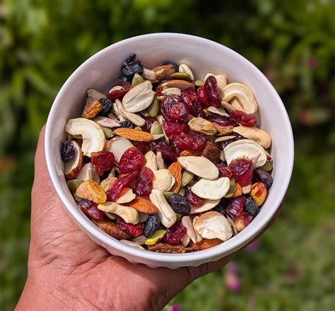 Simple කේක් ගෙඩිය සැරසීමට ගත් ඒ ඇට සහ පලතුරු මිශ්‍ර පැකට්ටුව විදේශ ගතව සිටින මගේ ලොකු අක්කා