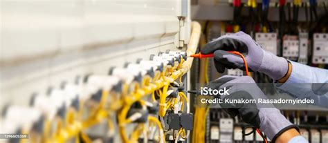 디지털 멀티 미터 측정 장비를 사용하여 주요 배전 기판에서 회로 차단기 및 케이블 배선 시스템에서 전류 전압을 검사하는 전기