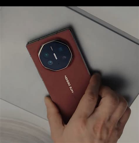 En Esta Foto Se Ve Todo El Impactante Dise O Del Primer Plegable Triple Del Mundo El Huawei Mate Xt