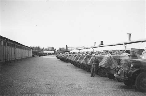 En Kp Bil M 42 På Skaraborg Regementes Garageplan Garnisonsmuseet Skaraborg Digitaltmuseum